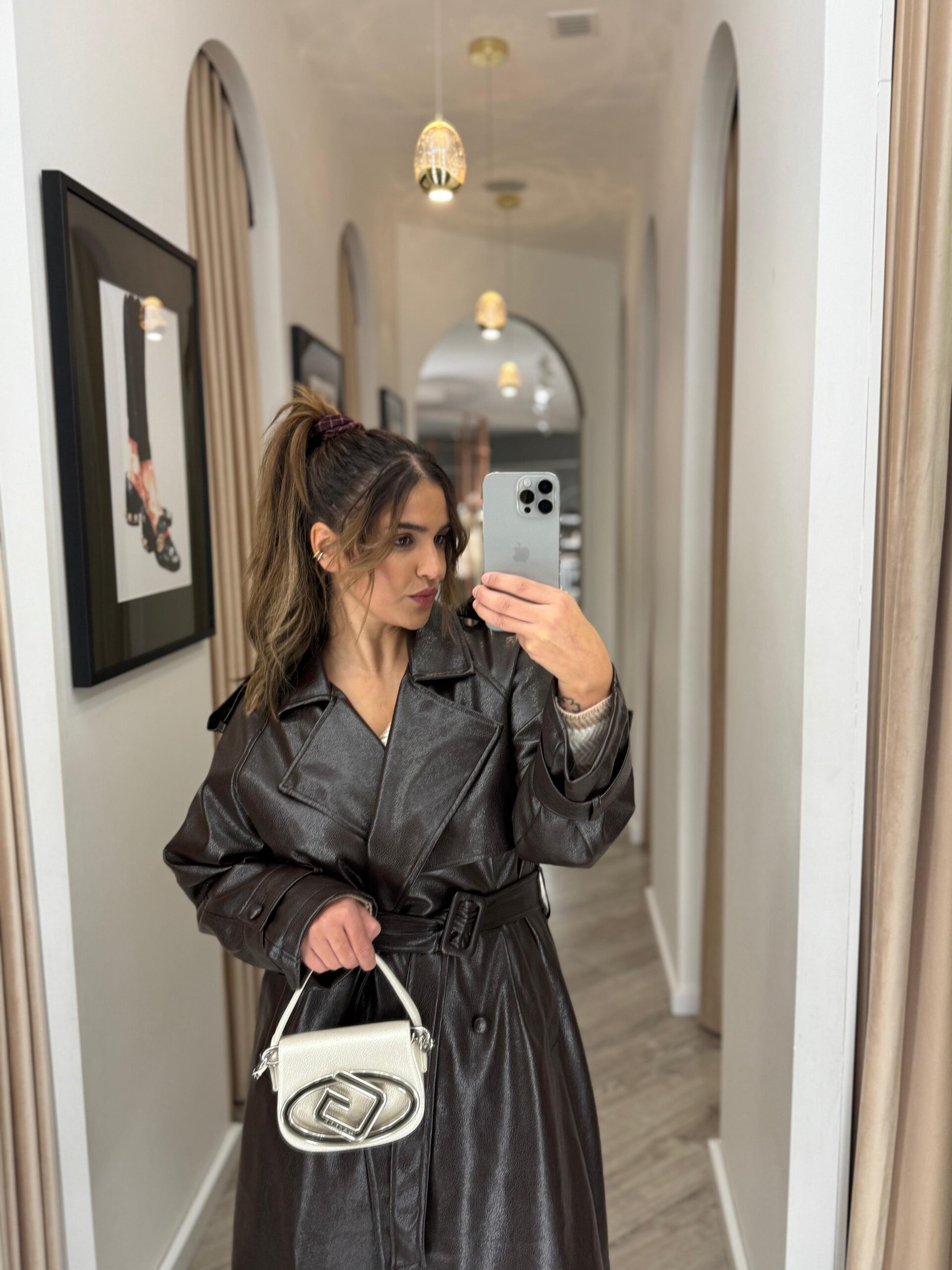 TRENCH COAT EM ECOPELE CASTANHO PONTO CHIC - PontoChic